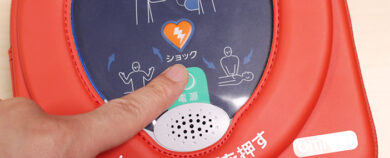 HDF-3500｜5年間の消耗品0円。しかも超軽量。オムロンAEDの特長7選。 - AEDコム【公式】